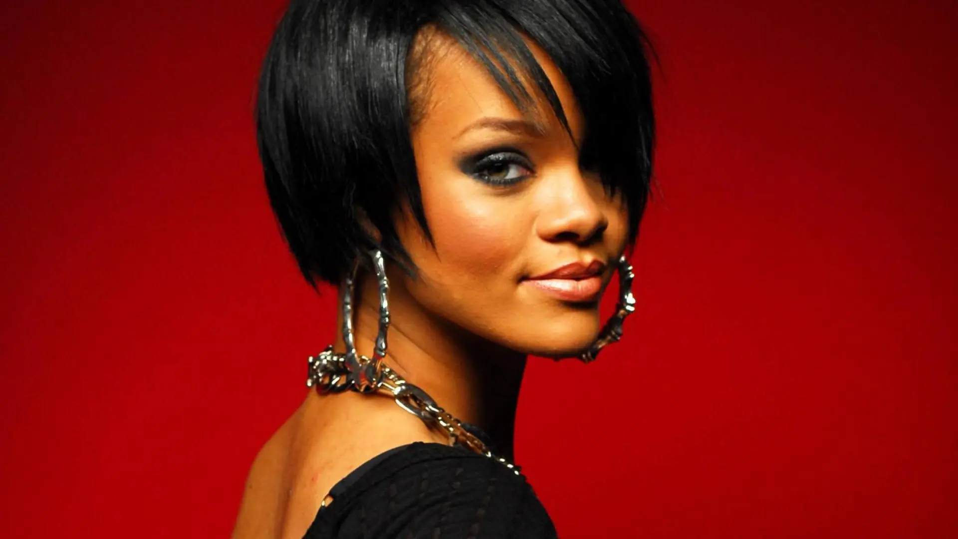 Rihanna apuesta por el total look mostaza con gabardina de cuero y ...