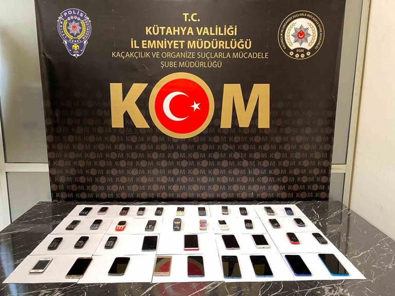 Kütahya’da kaçakçılığa darbe, binlerce makaron ve kaçak telefon ele ...