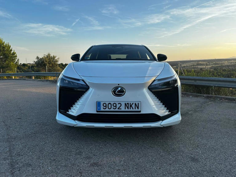 Lexus RZ 500e: 381 caballos de potencia y una dirección que lo cambia todo