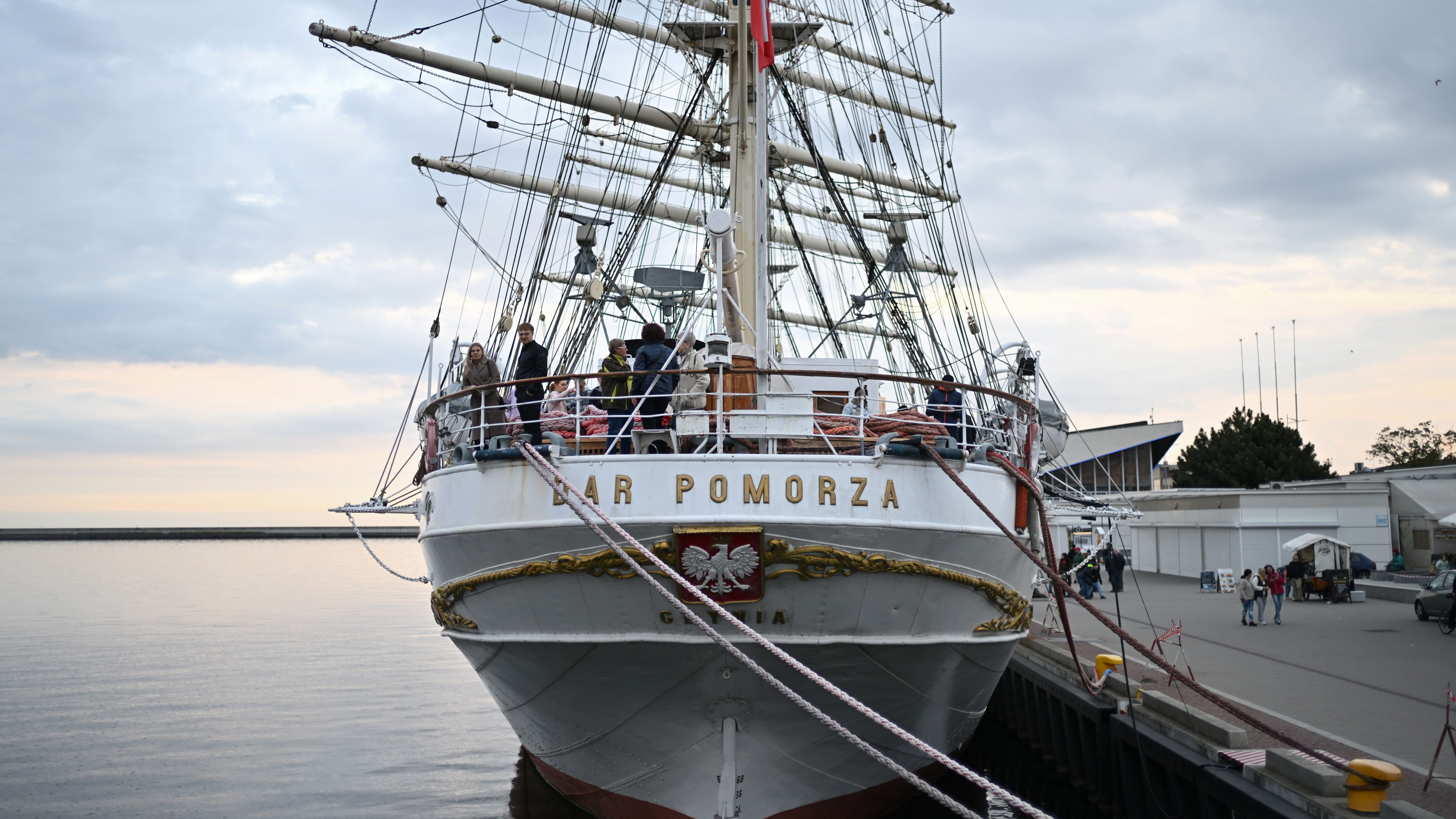 Szukają załogi rejsu «Daru Pomorza» do USA. 40 osób wciąż nieodnalezionych