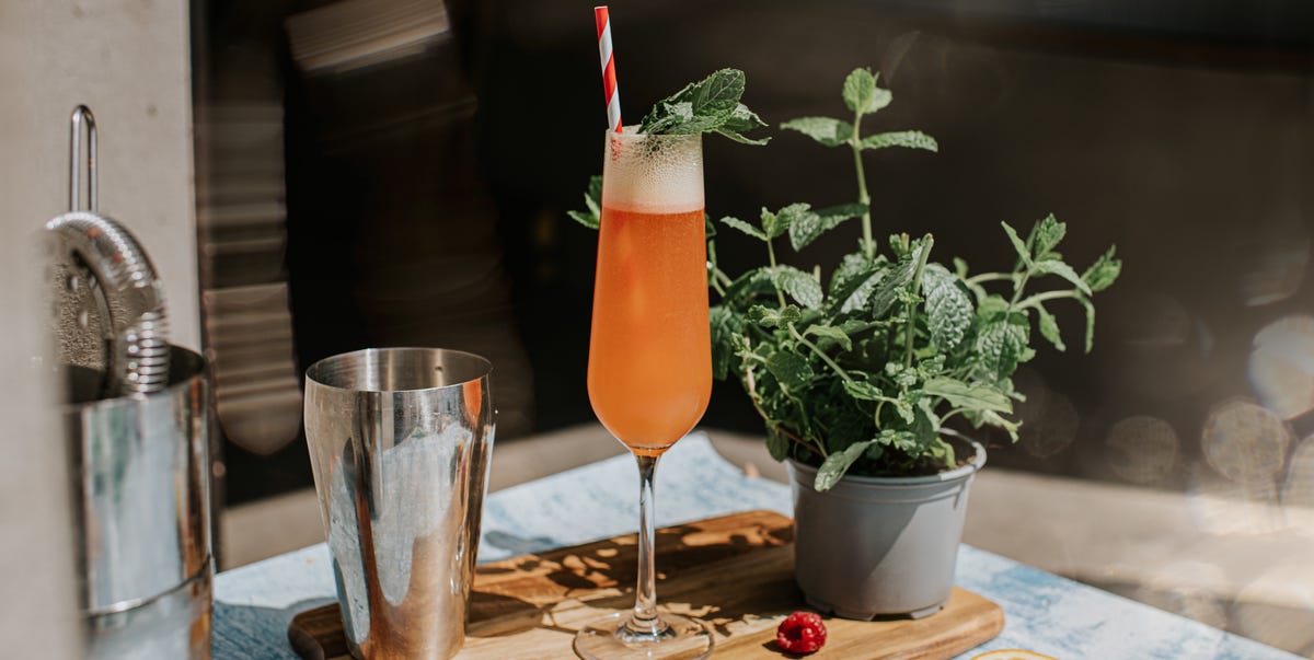 Hosting this summer? These 3 crowd-pleasing cocktails are guaranteed to ...