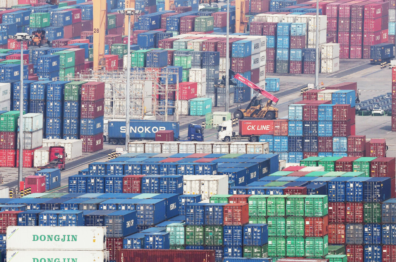 Chip exports jump 206% as Korea posts record early-June exports
