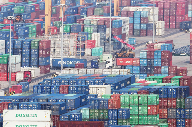Chip exports jump 206% as Korea posts record early-June exports
