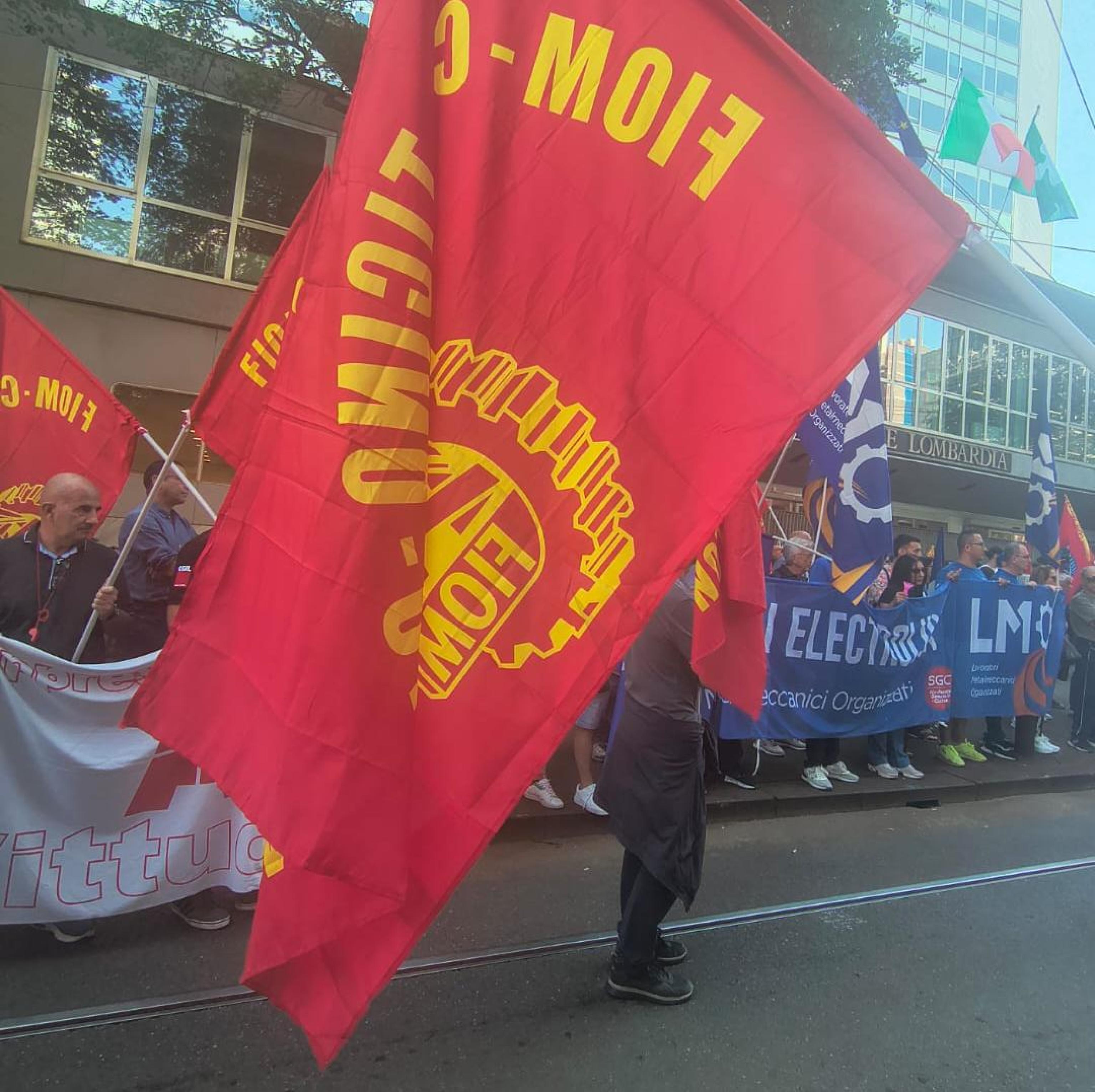 Crisi Electrolux e Bcs, lavoratori in protesta davanti al Pirellone