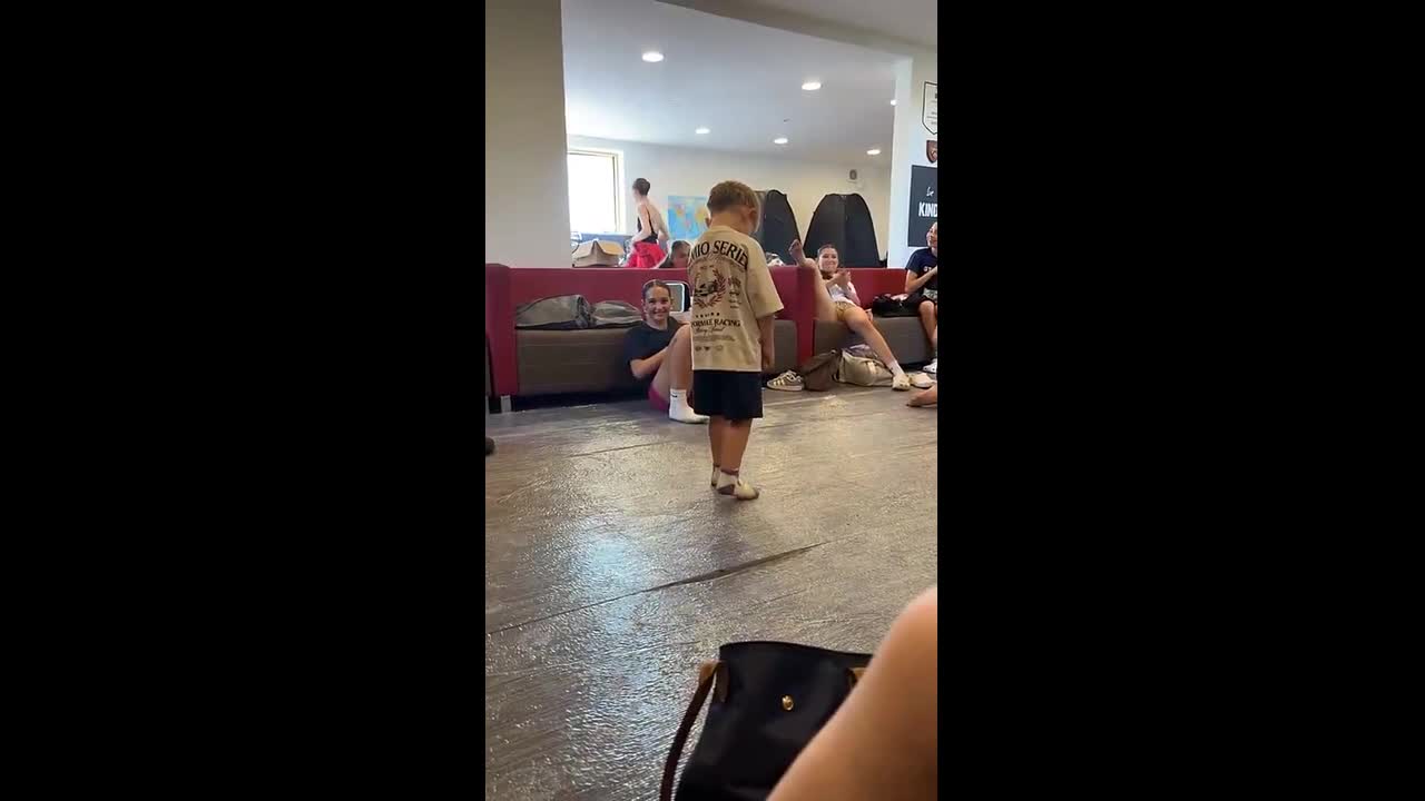 Tiny 4‑year‑old 'Michael Jackson' steals the dance floor with self ...