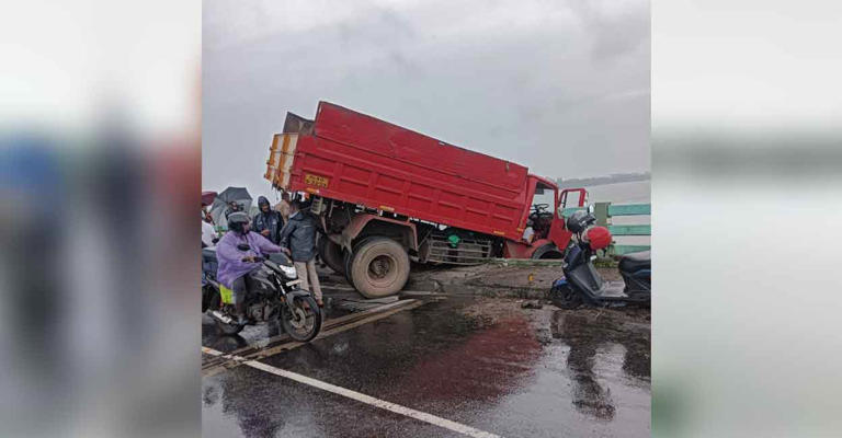 Tipper lorry crashes into railing of Thevara bridge in Kochi
