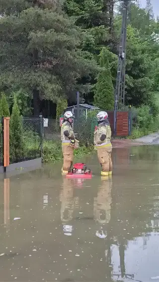 Wypadek w Jabłonce na Orawie. Traktor rozpadł się na pół. Mercedes ...
