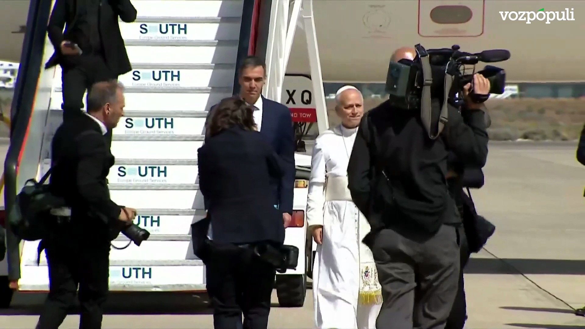 Pedro Sánchez recibe al Papa en el aeropuerto de Gando en Gran Canaria