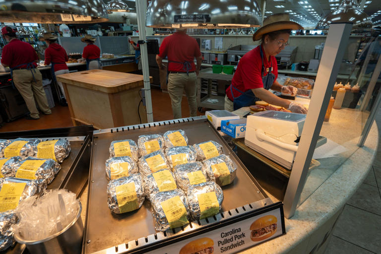 US travelers are still debating the food quality between Buc-ee’s and ...