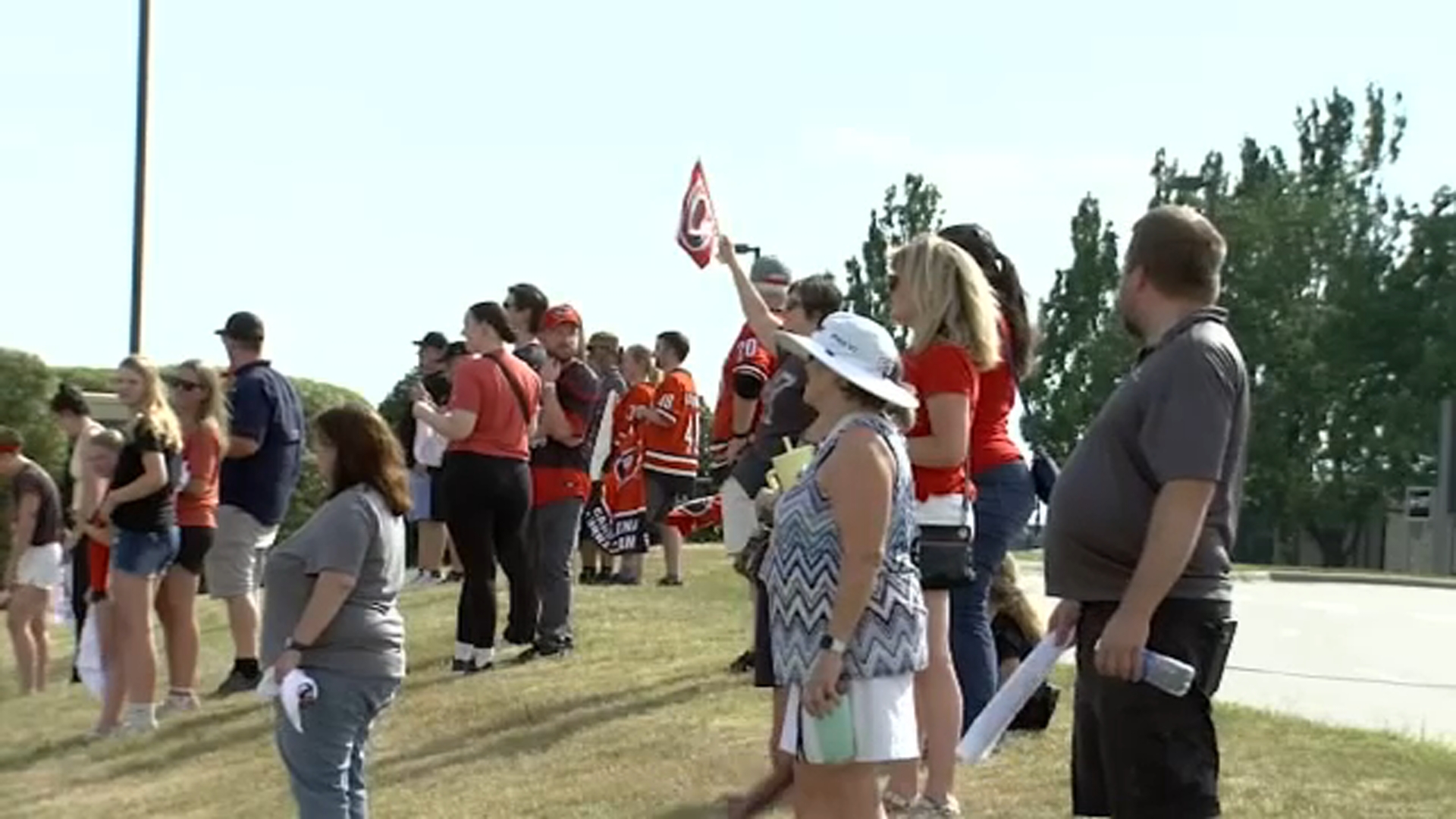 Fans welcome Hurricanes home ahead of Game 5