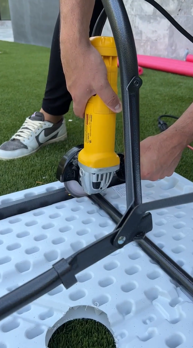 Mesa de beer pong flotante casera que te volará la cabeza