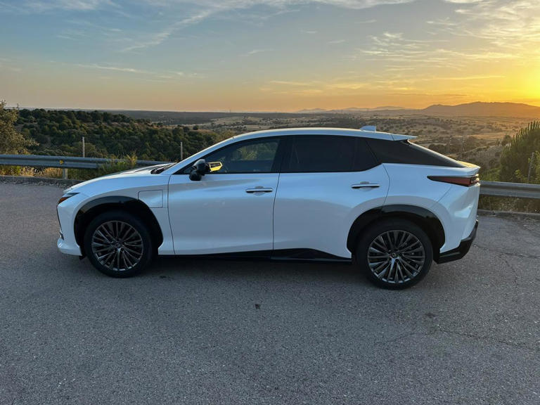Lexus RZ 500e: 381 caballos de potencia y una dirección que lo cambia todo