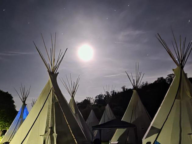 Übernachten in Tipi-Zelten und tagsüber in Kanus über die Lahn paddeln