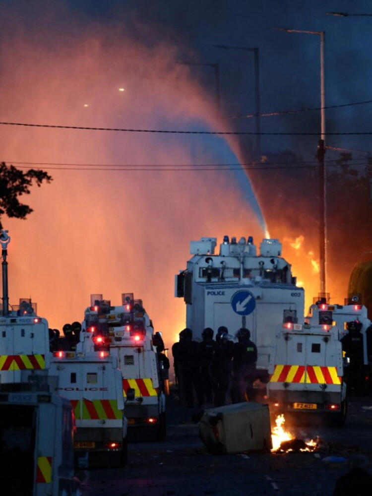 Un'altra notte di violenze a Belfast, il giorno dopo è una città fantasma
