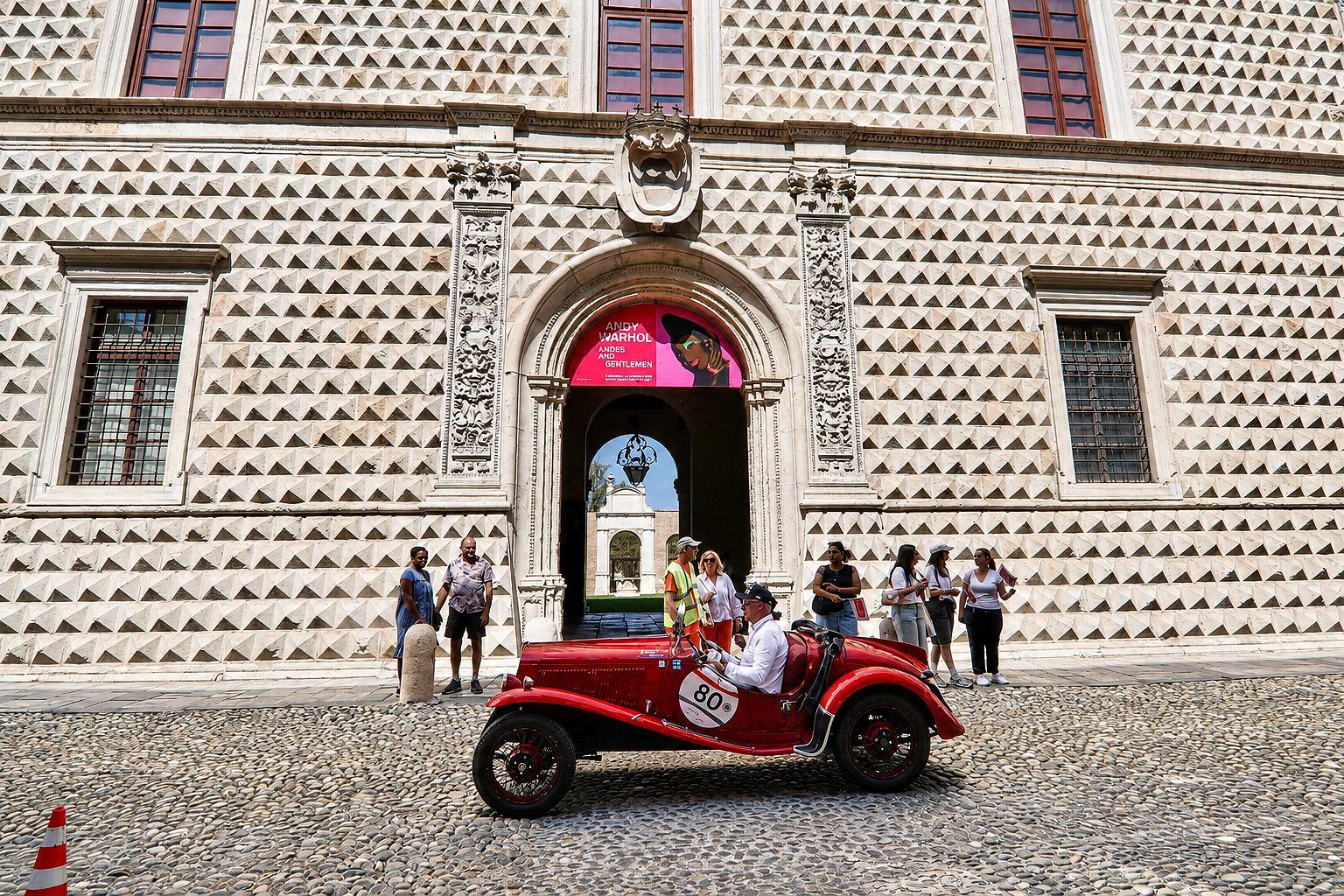Mille Miglia, che show. Il rombo delle Ferrari: "La città è un gioiello"
