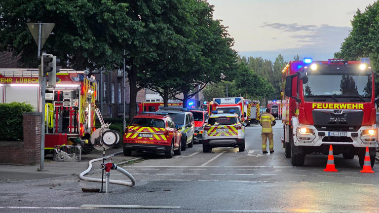 Lübeck-St. Gertrud: Feuerwehr wegen Wohnungsbrand im Großeinsatz