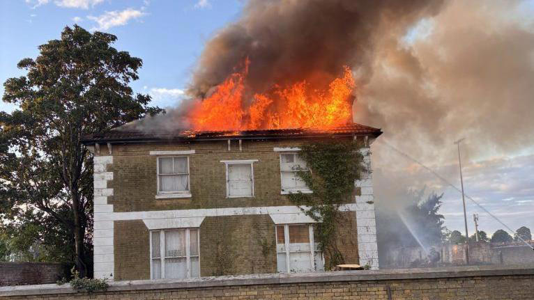 Roof collapses as fire engulfs derelict building