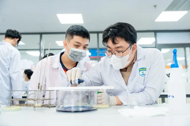 Học dược tại HUTECH: Vững chuyên môn, chắc tay nghề, nhận học bổng 30% ...