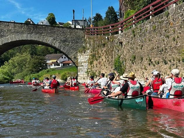 Übernachten in Tipi-Zelten und tagsüber in Kanus über die Lahn paddeln