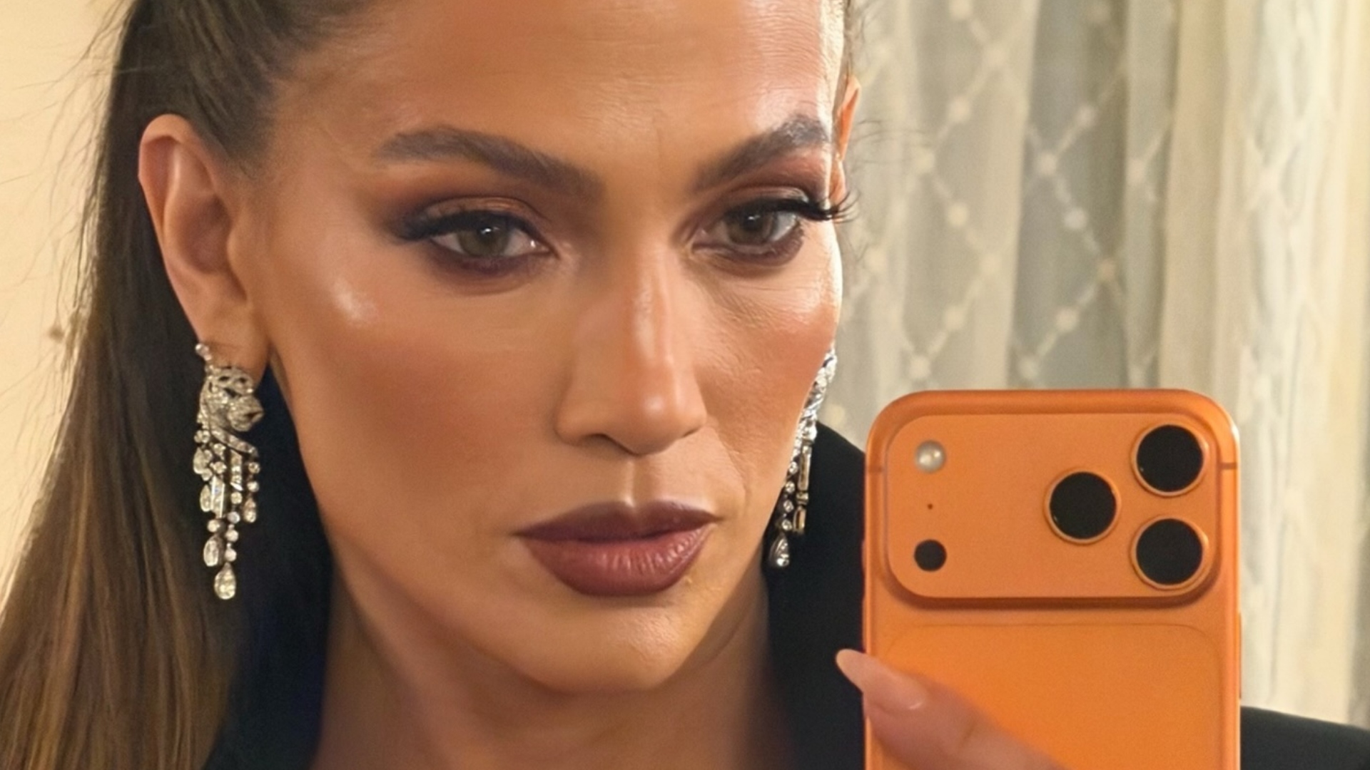 A sus 56 años, Jennifer Lopez apuesta por una silueta negra atemporal