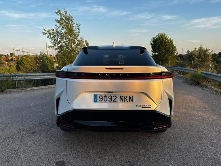 Lexus RZ 500e: 381 caballos de potencia y una dirección que lo cambia todo