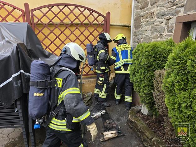Brennende Möbel: Feuer in enger Gasse beschädigt Stromleitungen