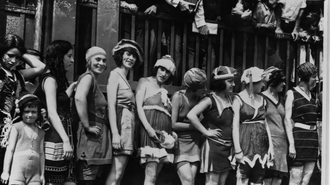 9 colorized windows into the Roaring Twenties