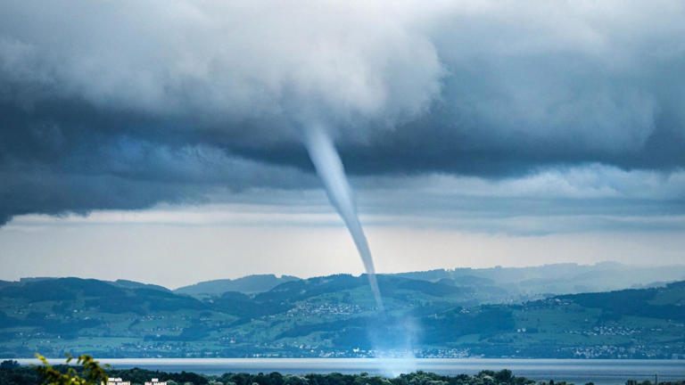 Seltene Wasserhose fegt über den Bodensee
