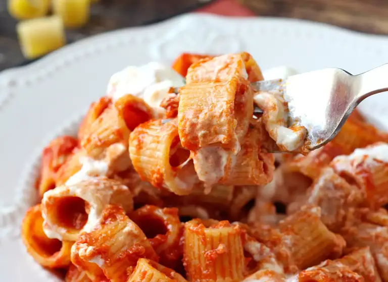 Pasta with stracciatella and creamy tomato: The first course ready in ...