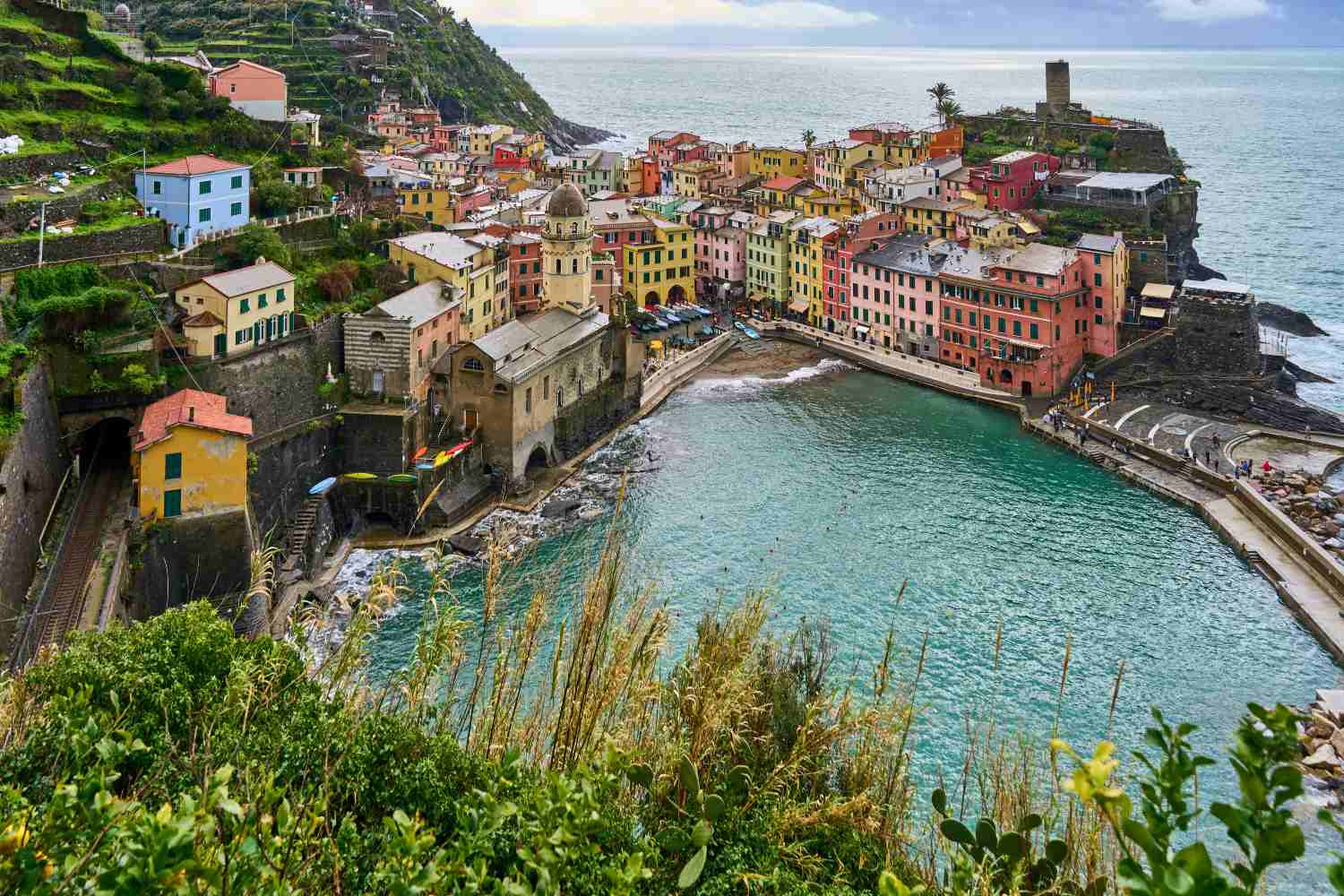 Le Cinque Terre rischiano di scomparire: i borghi Monterosso e Vernazza ...