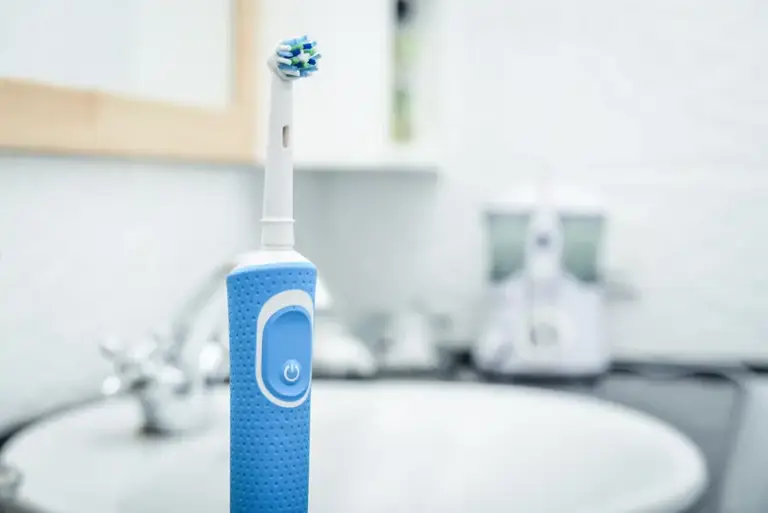 7 cosas que puedes limpiar con un viejo cepillo de dientes eléctrico