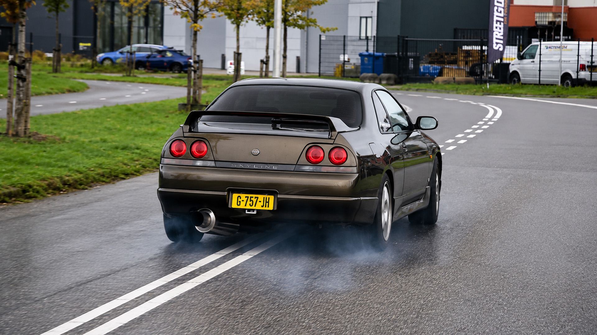 Nissan Skyline brutal launch sounds wild on open road