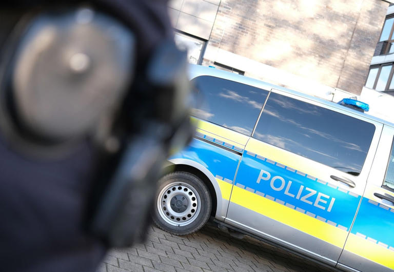 Gullideckel als Tatwaffe: Rätsel um beschädigte Scheiben