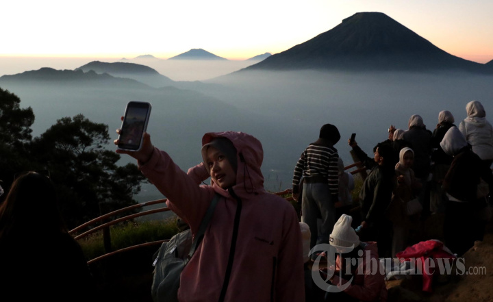 Wisata matahari terbit Bukit Sikunir Dieng