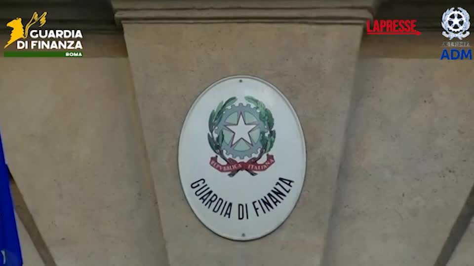 Roma, arriva dalla Spagna con 23 kg di cocaina nascosta nel doppiofondo ...