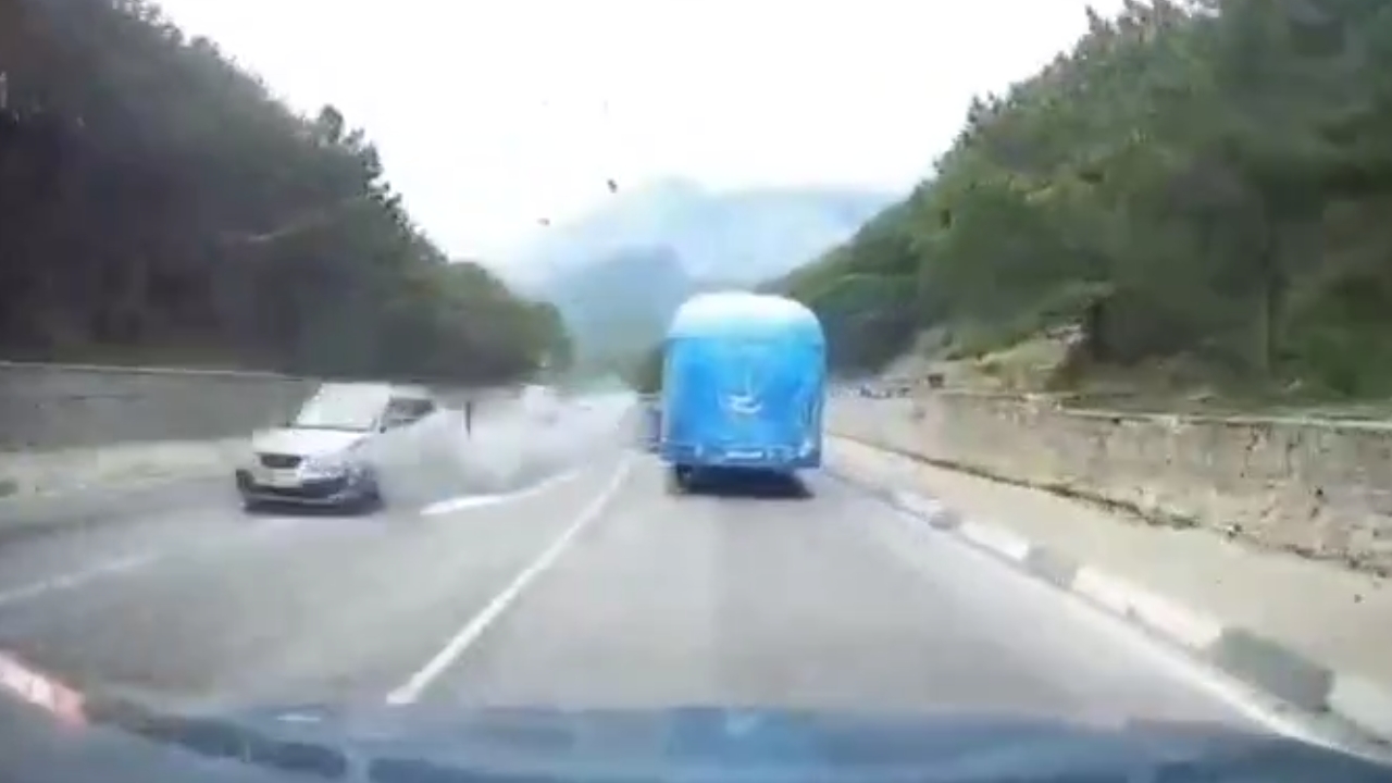 Dangerous overtaking on the highway in the opposite lane led to an accident