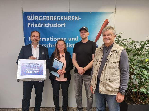 Ein Koffer voller Unterschriften