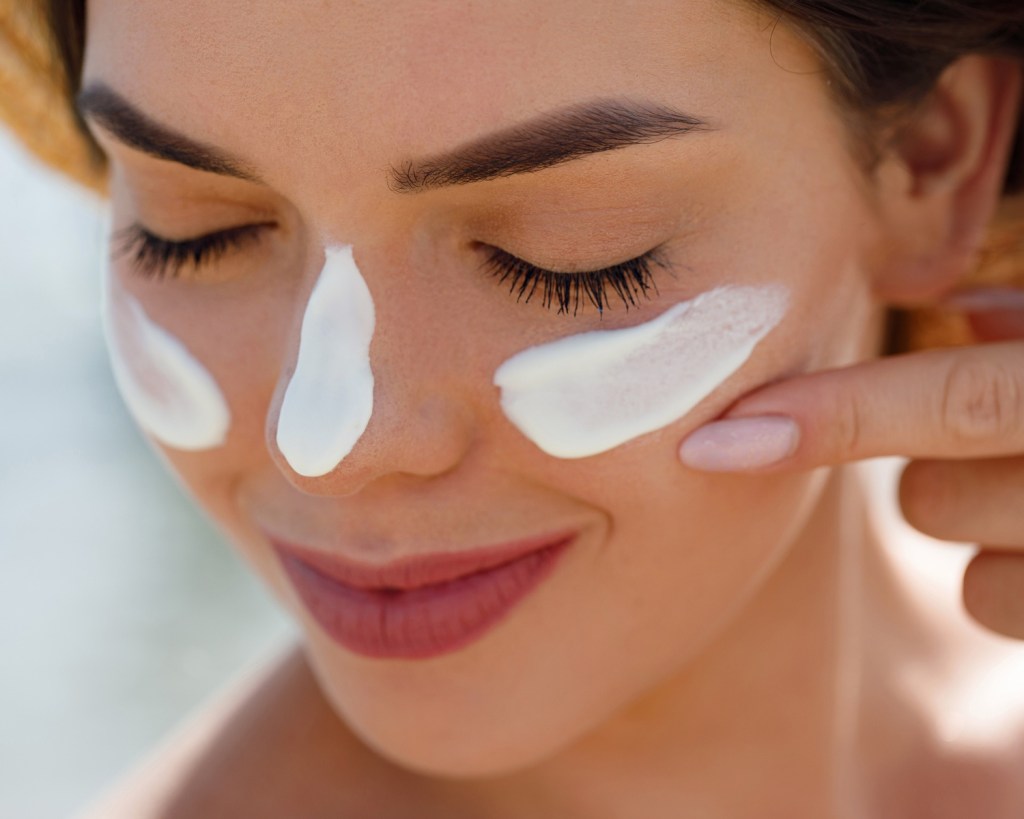 Sonnencreme: Nie wieder verschmiertes Make-up – dieser Trick rettet ...