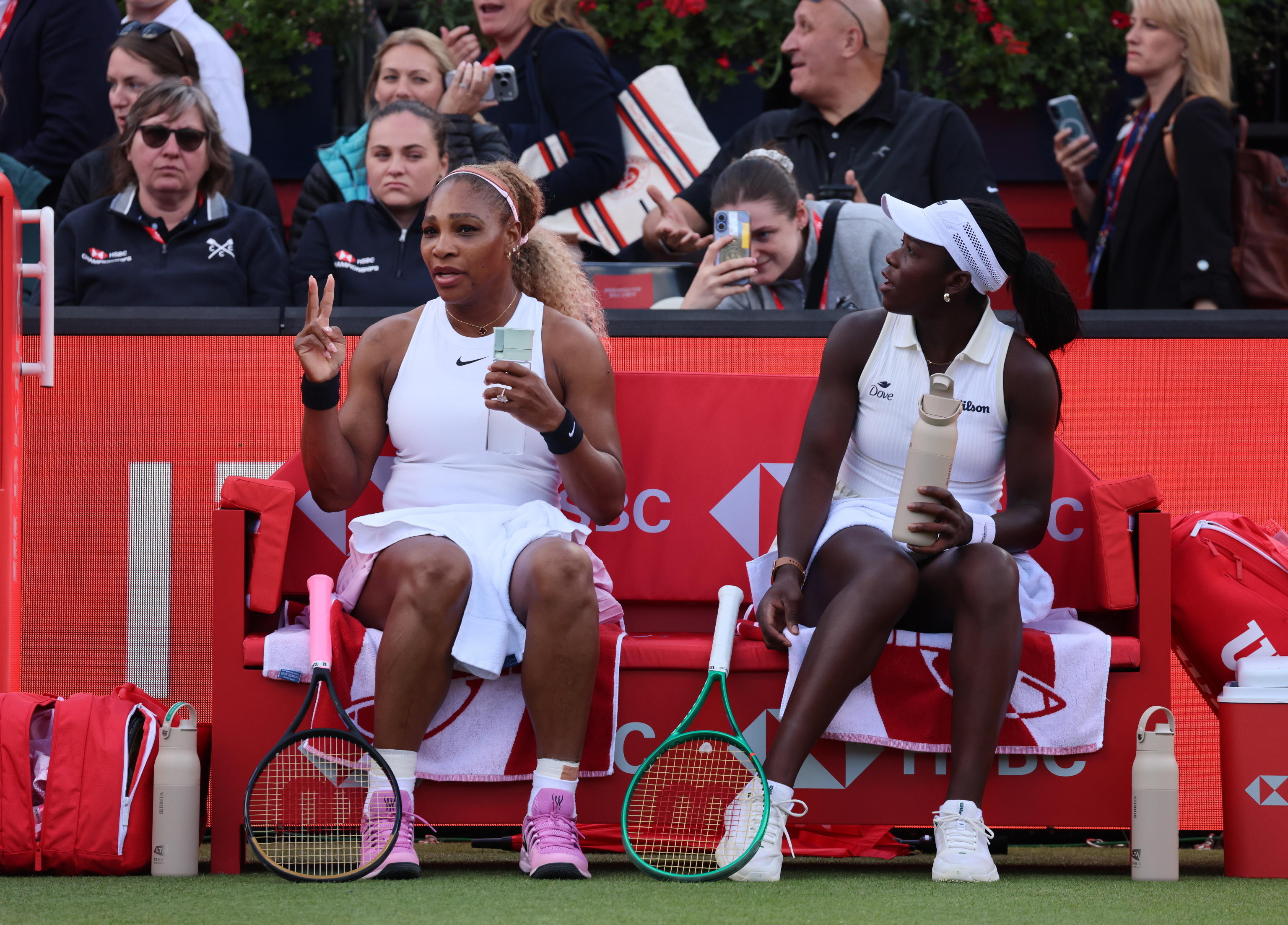 Tennis: si ritira Mboko, niente doppio per Serena Williams e Queen's finito