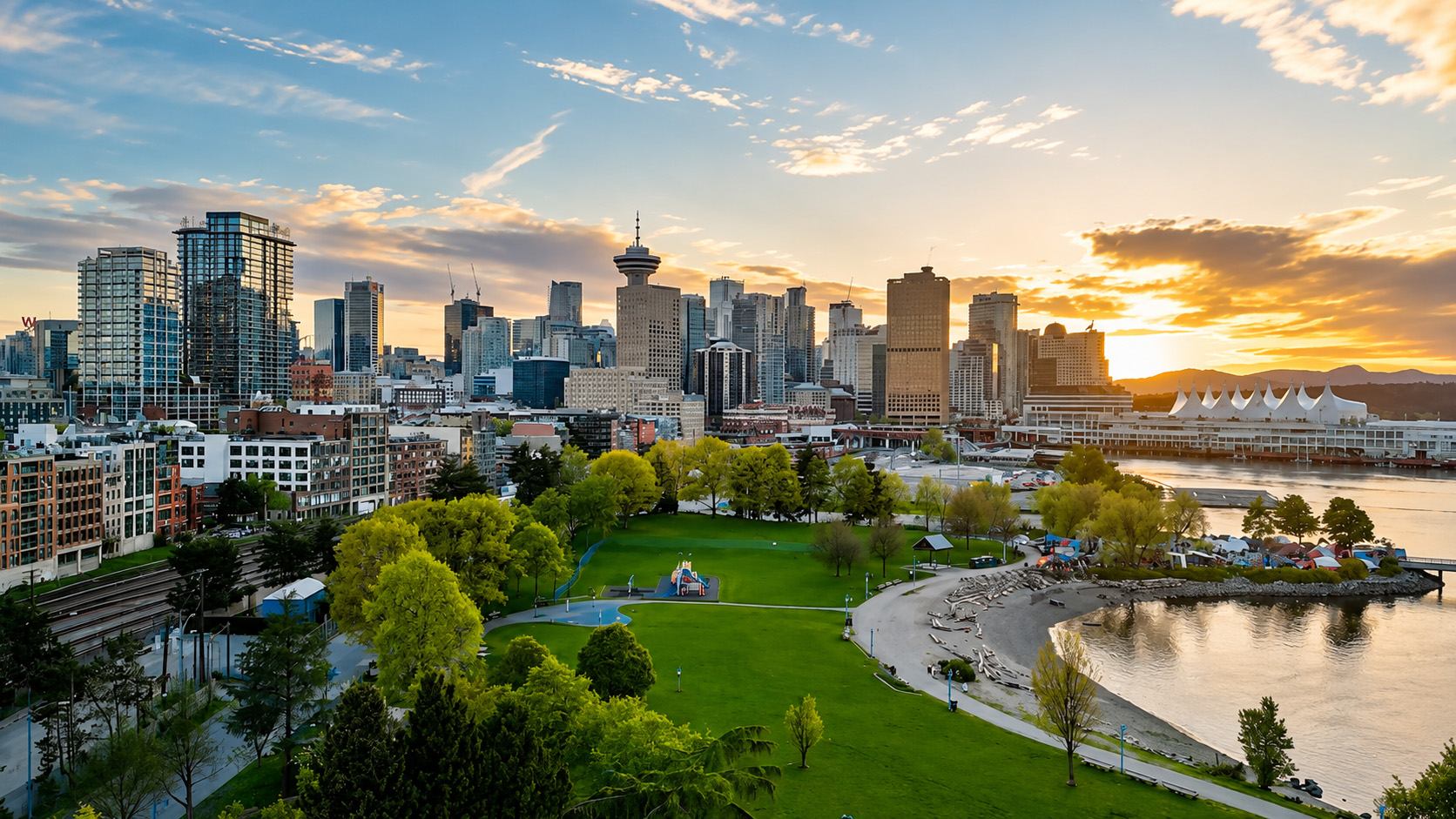 O skyline da orla de Vancouver brilhando entre montanhas e água