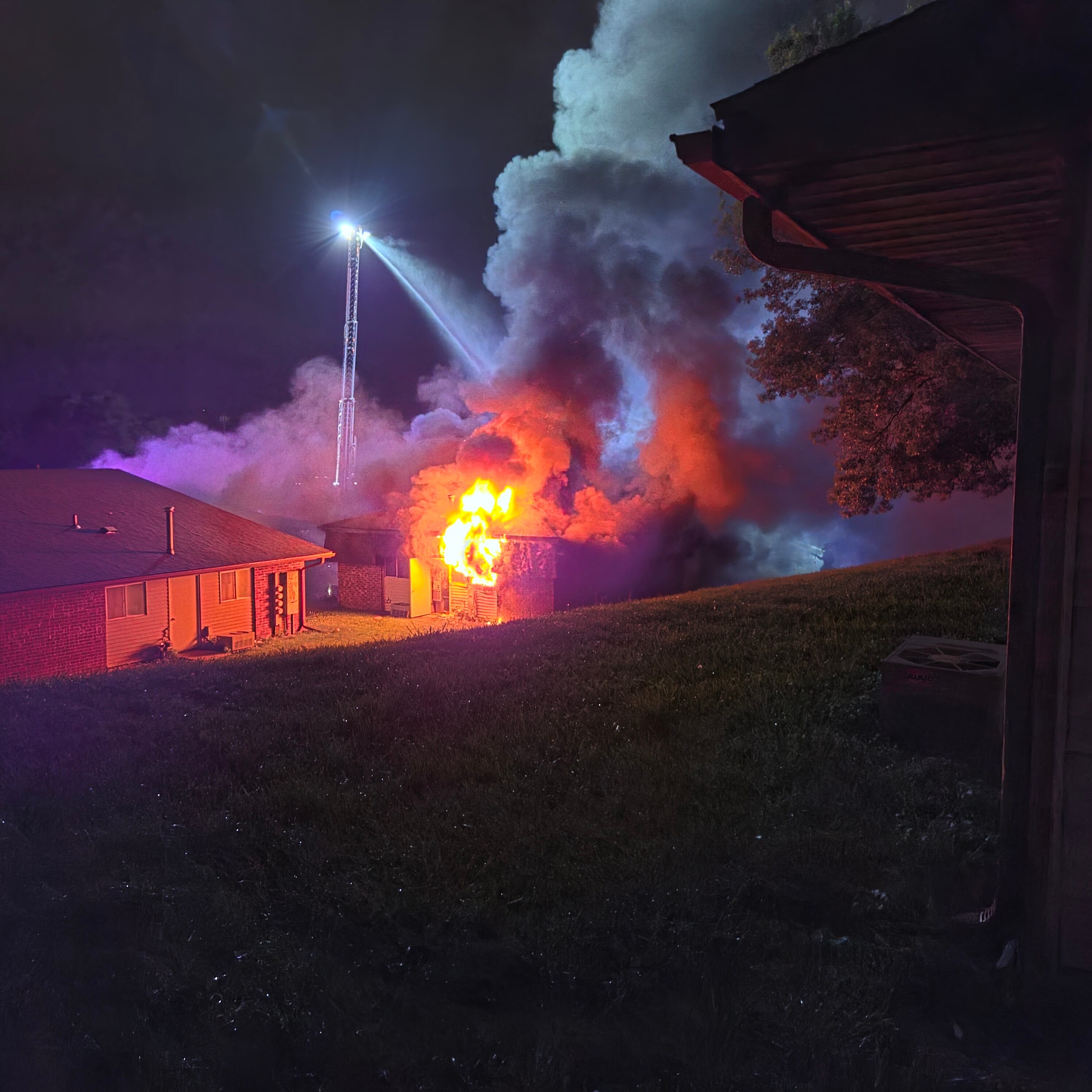 Firefighters return to scene as fire reignites at apartment building