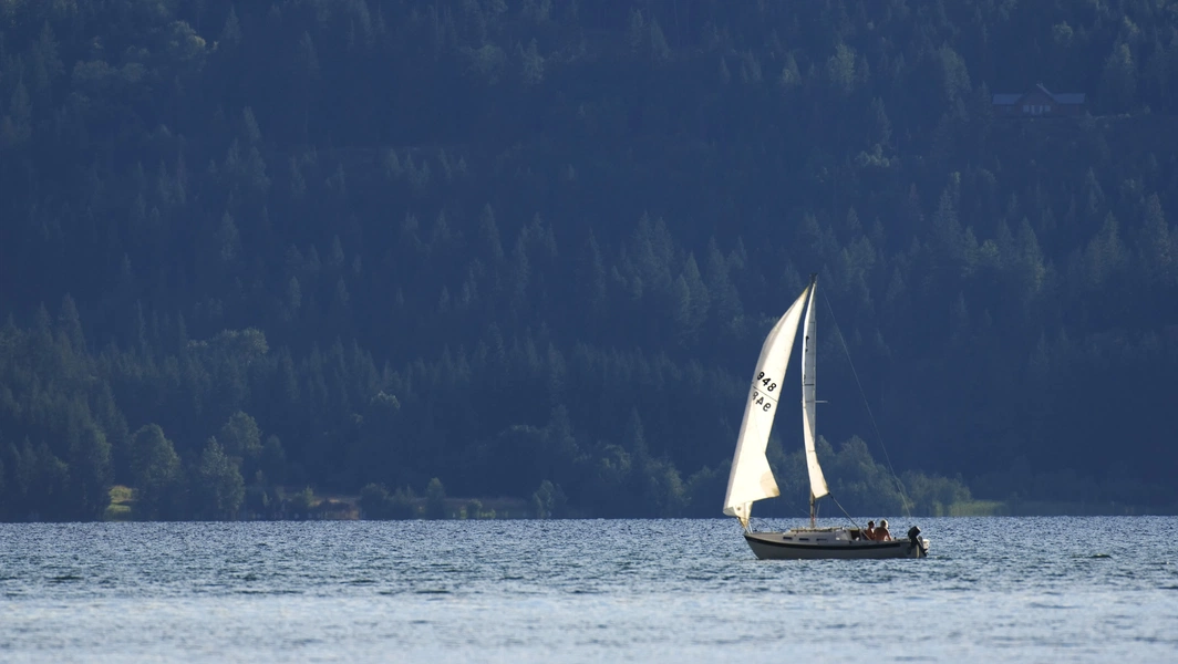 11 scenic lake towns across the United States