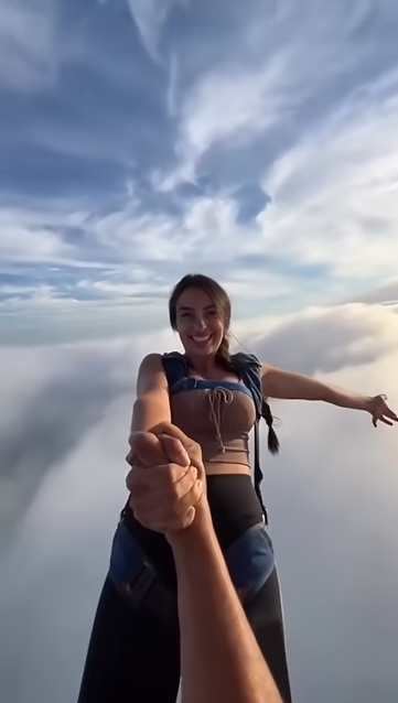 Elle saute sans parachute