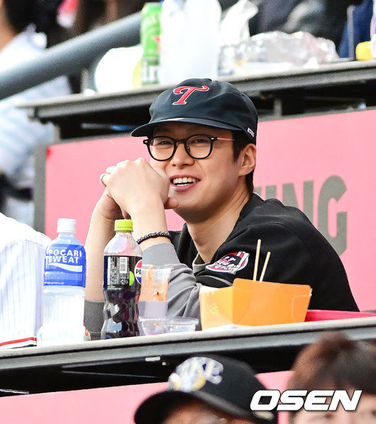 공명, LG 빅이닝에 미소 가득