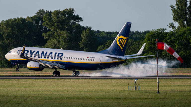 Egy kötelező elem miatt fizetnek a szülők, vizsgálat indult a Ryanair ellen