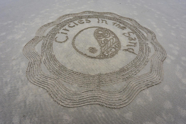 Stroll beachy labyrinths in Bandon with Circles in the Sand
