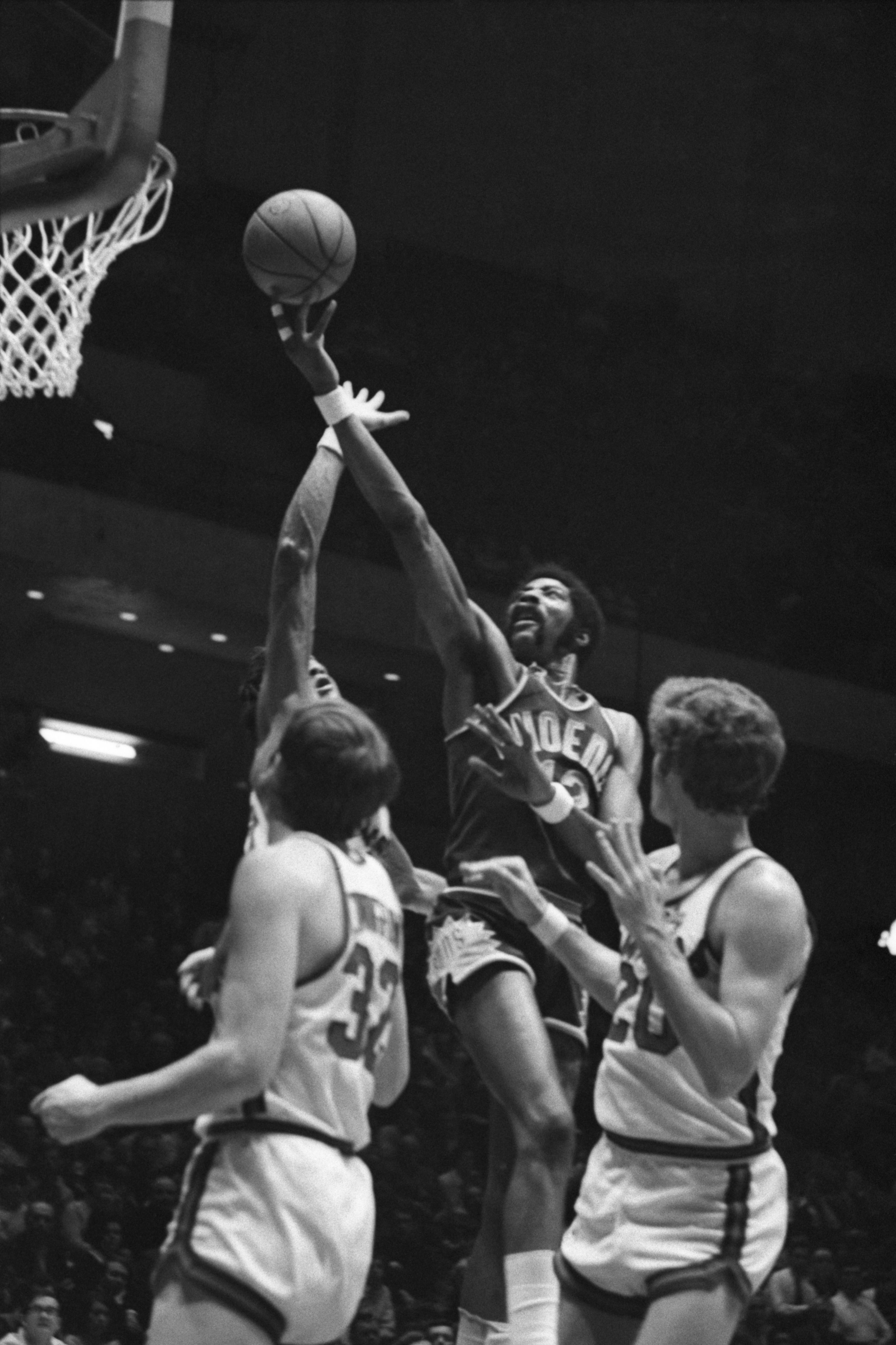 YouTube gold: Connie Hawkins with a Rucker Park/Wilt Chamberlain story