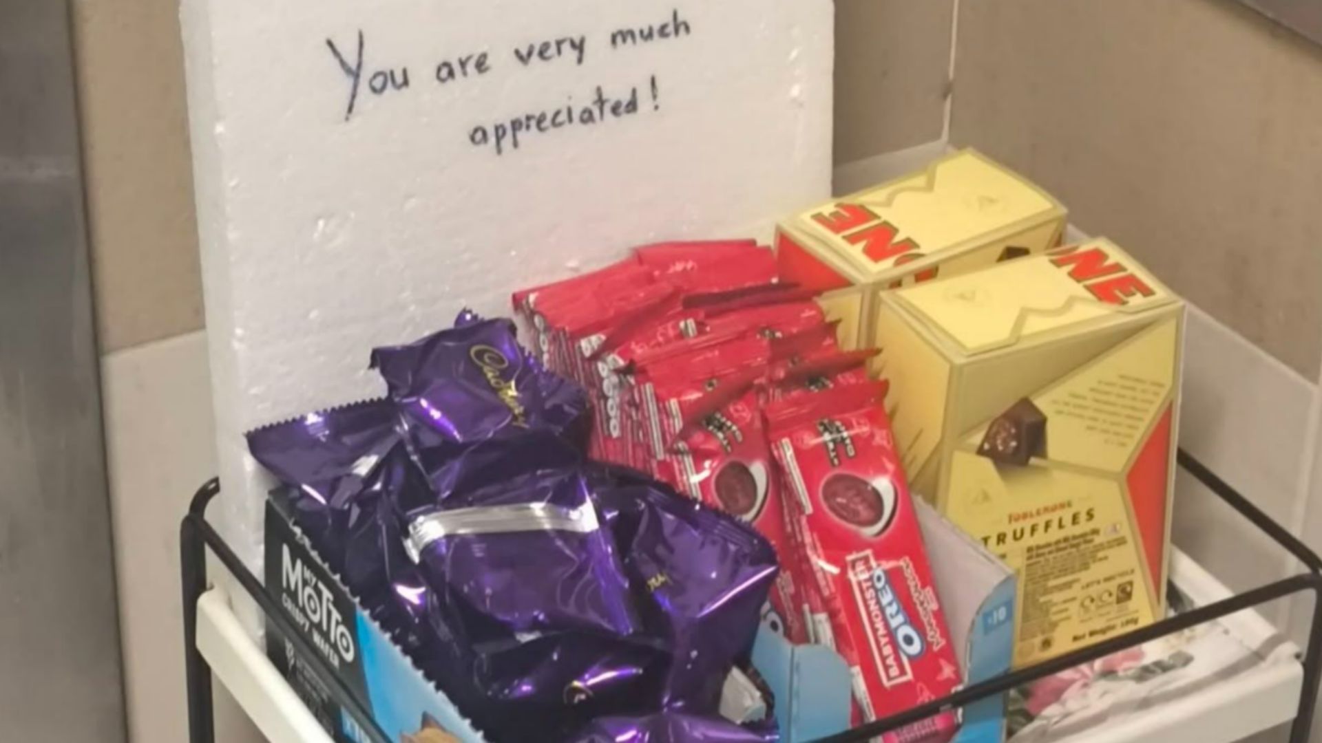 SG residents set up snack trolley for delivery riders with handwritten ...