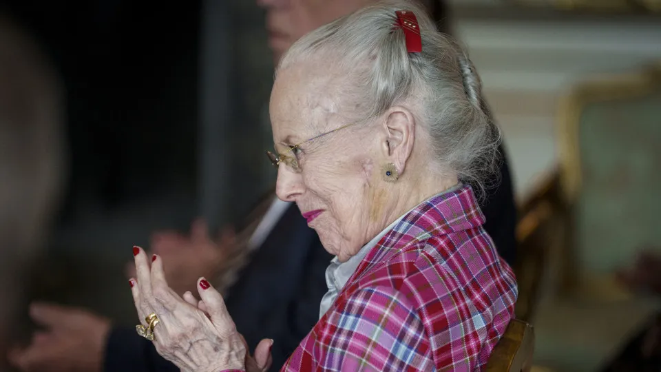 Rainha Margarida reaparece em público com andarilho após internamento
