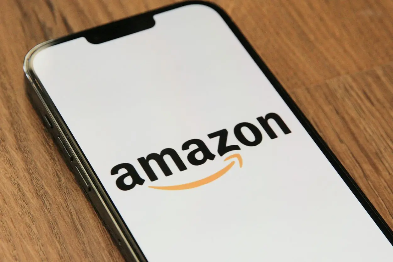 Amazon obliga a sus ingenieros a usar IA y ellos responden con memes ...